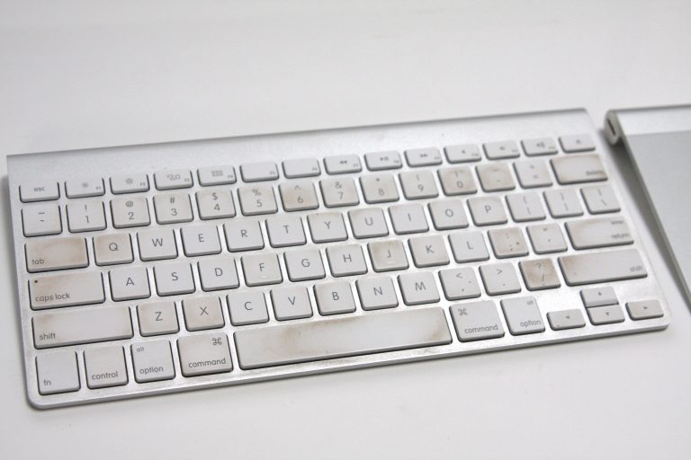 How To Easily Clean A White Mac Keyboard - Simply Organized